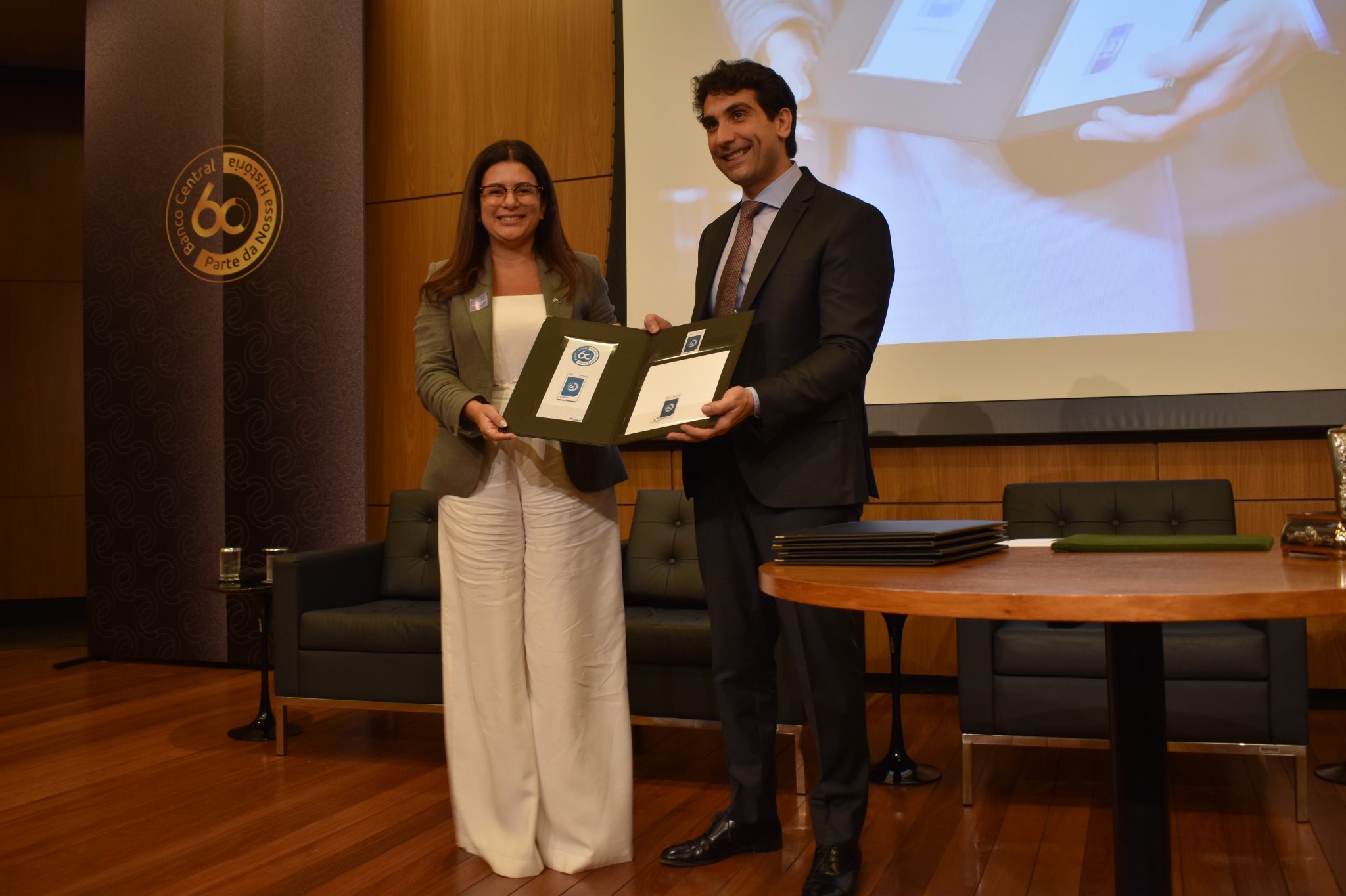 Selo institucional marca os 60 anos do Banco Central - Correios - Sala ...